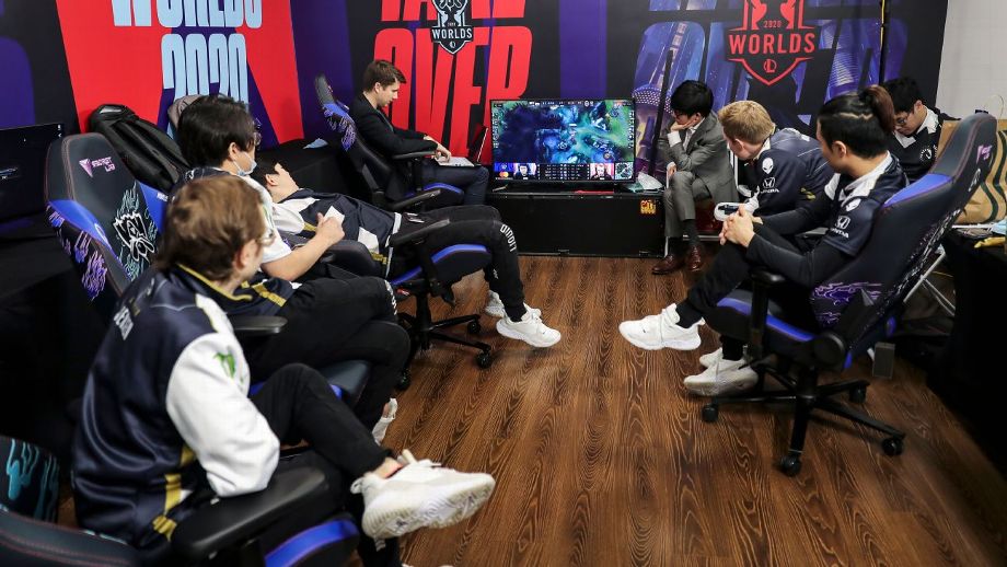 100 Thieves turns HQ into voting center | The Daily Walkthrough